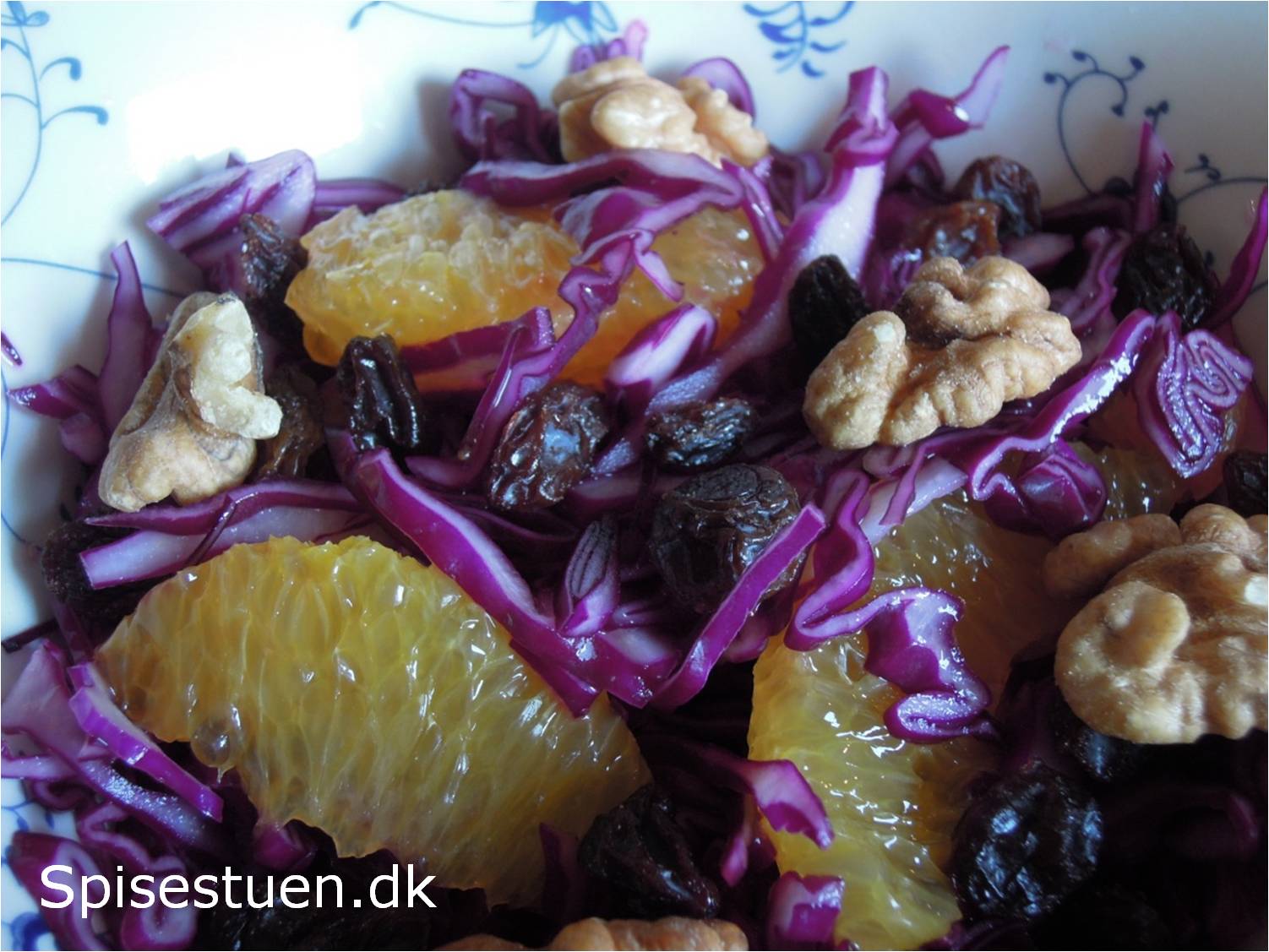 Rødkålssalat med valnødder og rosiner