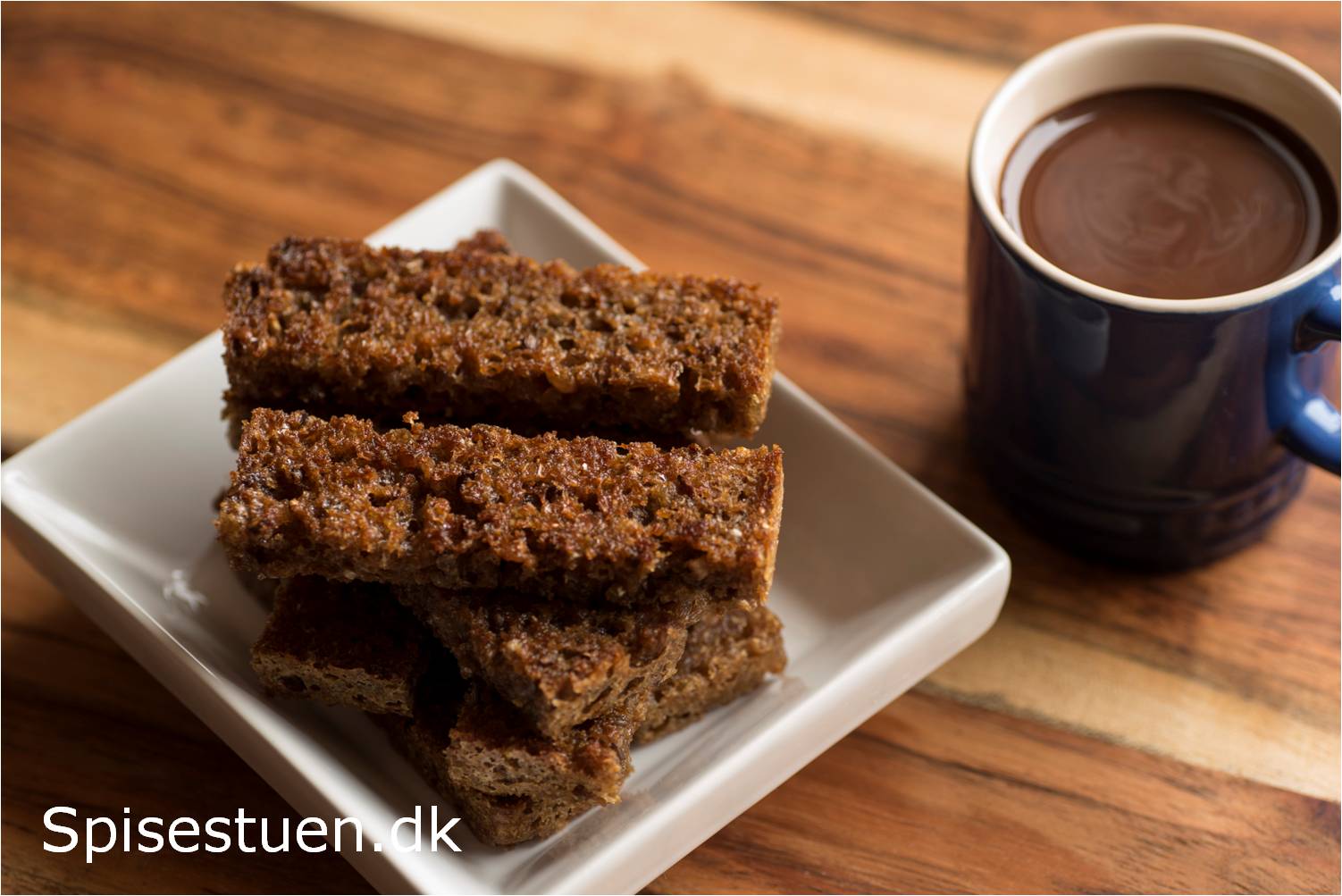 Ristet rugbrød dyppet i smeltet chokolade