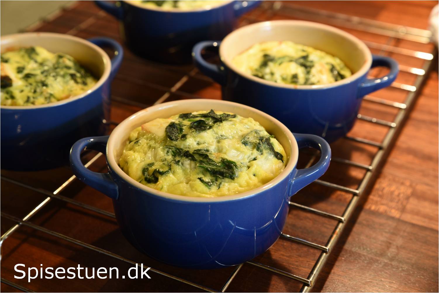 Små spinattærter med røget laks på toppen