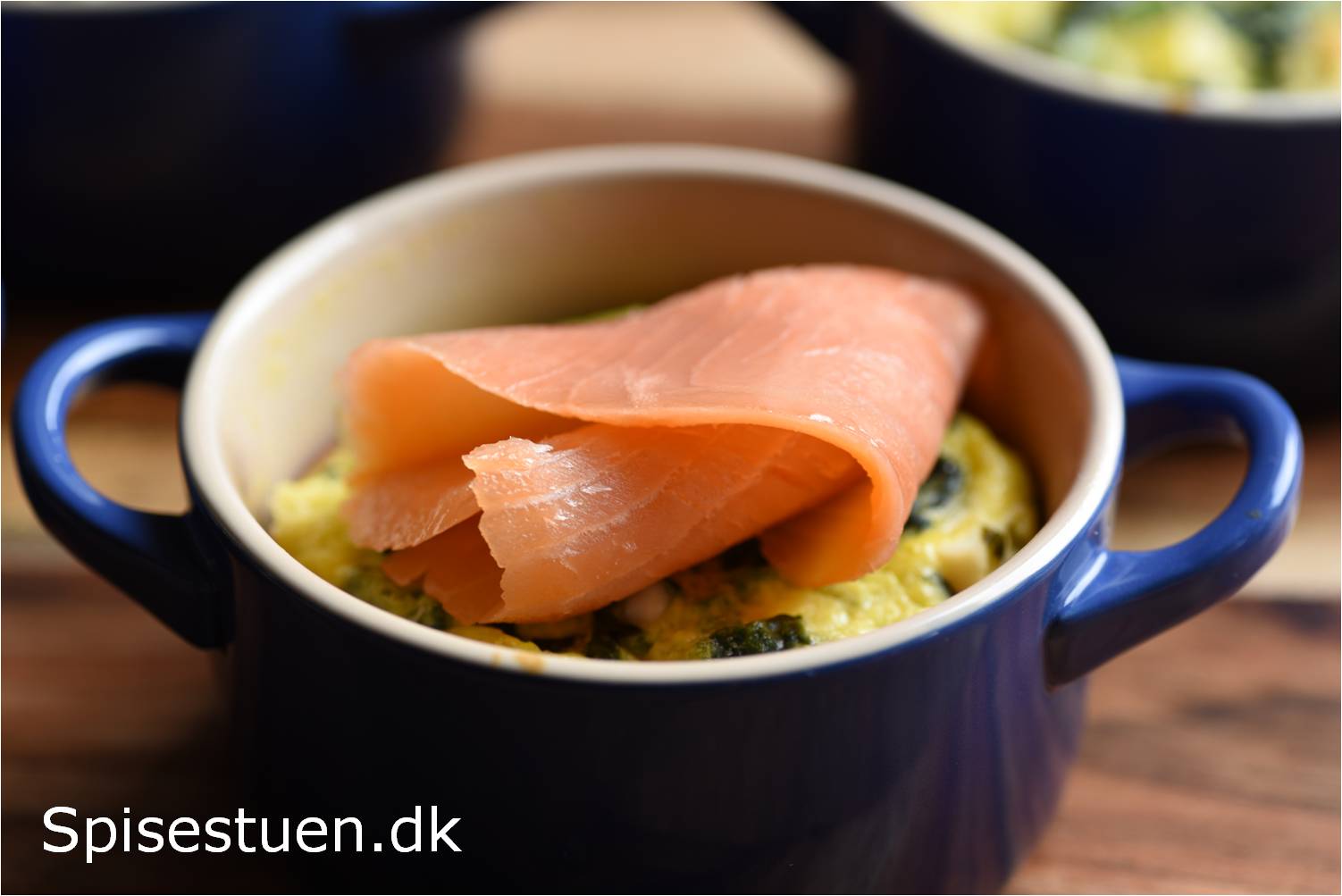 Små spinattærter med røget laks på toppen