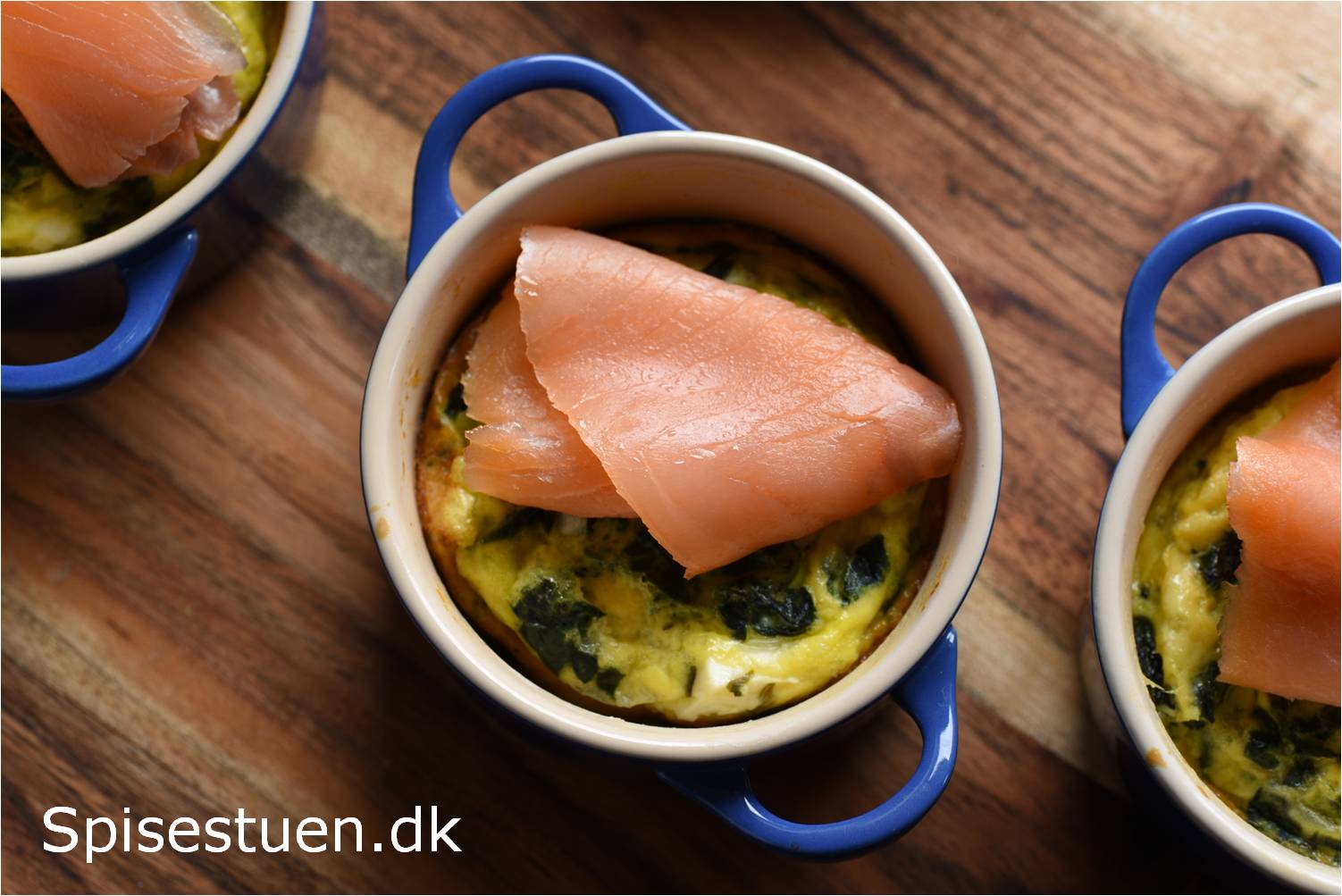 Små spinattærter med røget laks på toppen