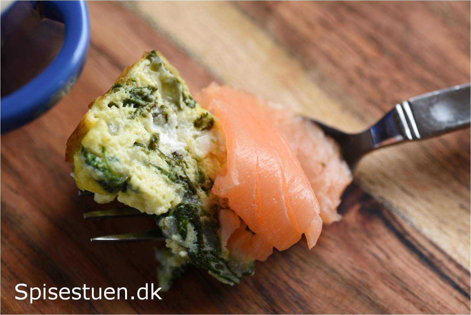 Små spinattærter med røget laks på toppen