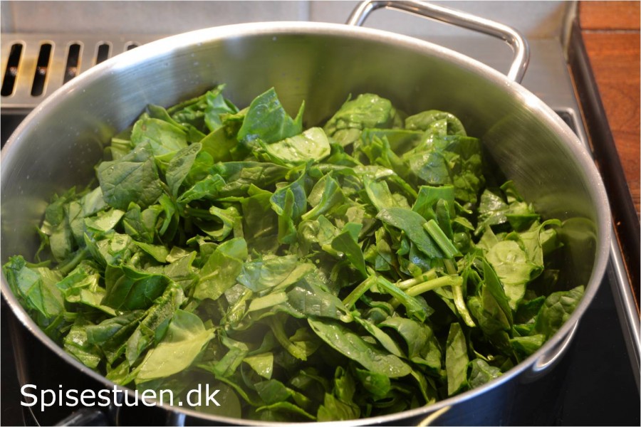 Små spinattærter med røget laks på toppen