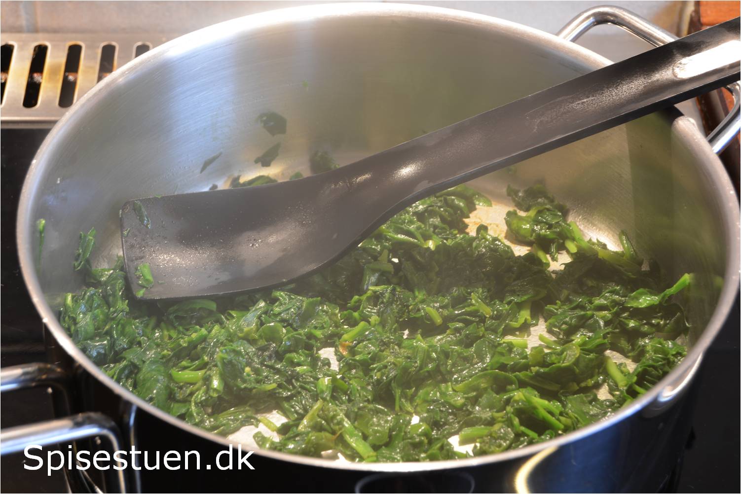 Små spinattærter med røget laks på toppen