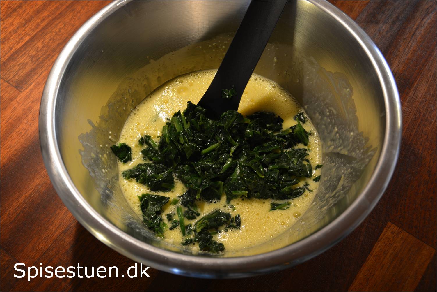 Små spinattærter med røget laks på toppen