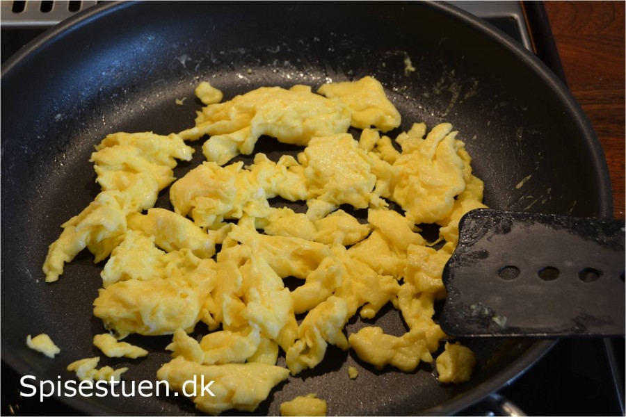 Røget laks med rødløg, kapers og røræg