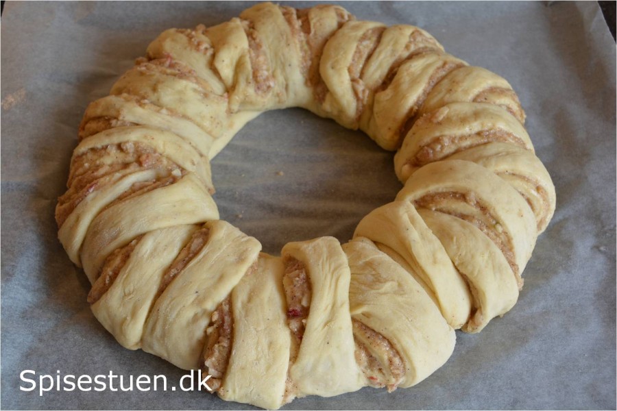 Kanelkrans med marcipan og æbler