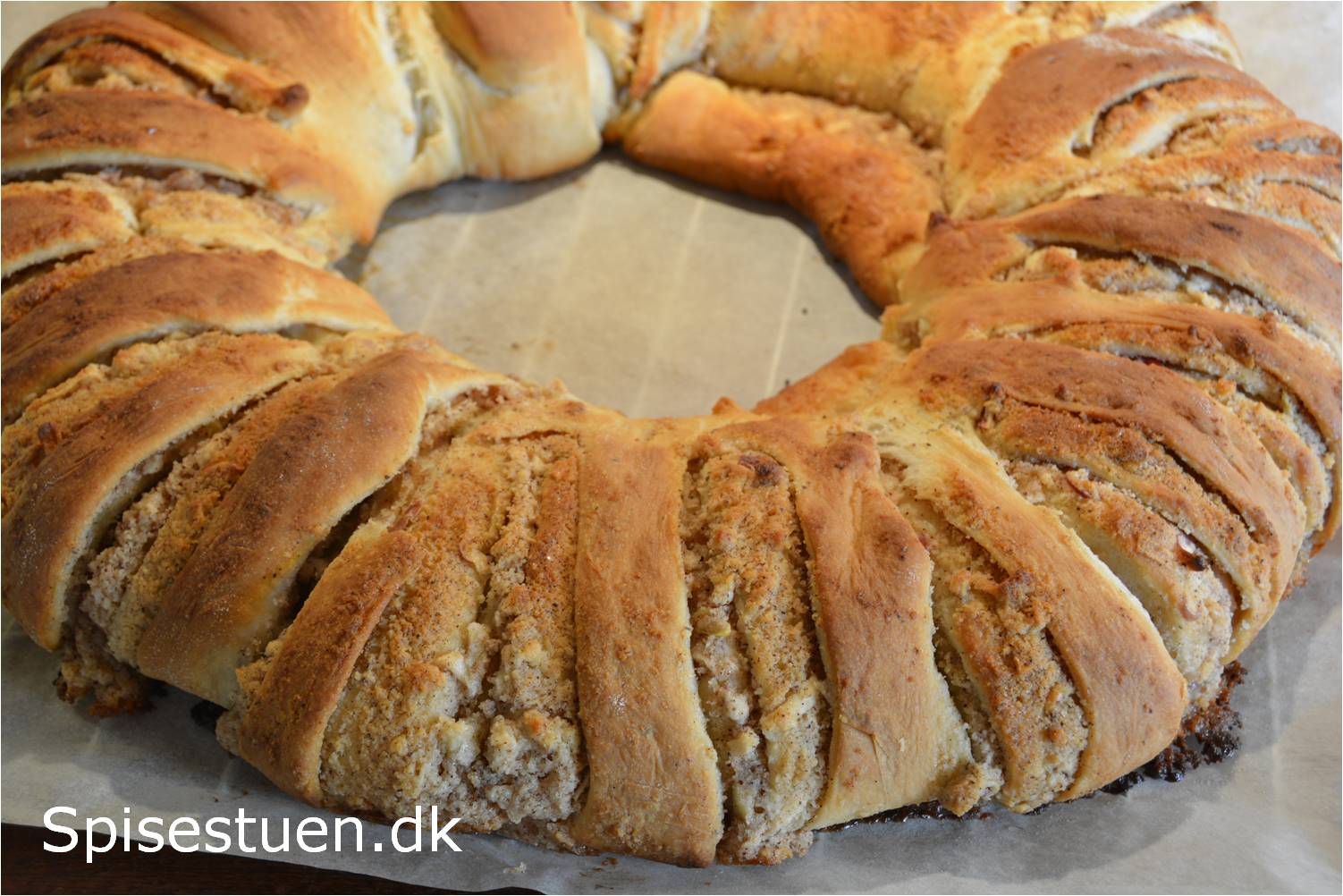 Kanelkrans med marcipan og æbler