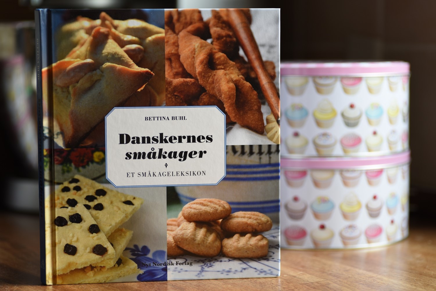 “Danskernes småkager – et småkageleksikon” af Bettina Buhl