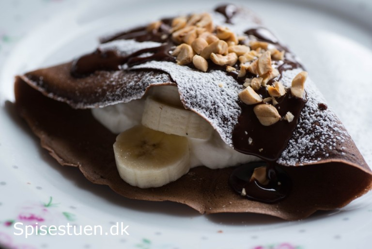 Kakaopandekager med chokoladesovs