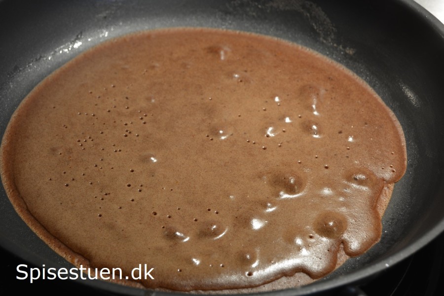 Kakaopandekager med chokoladesovs