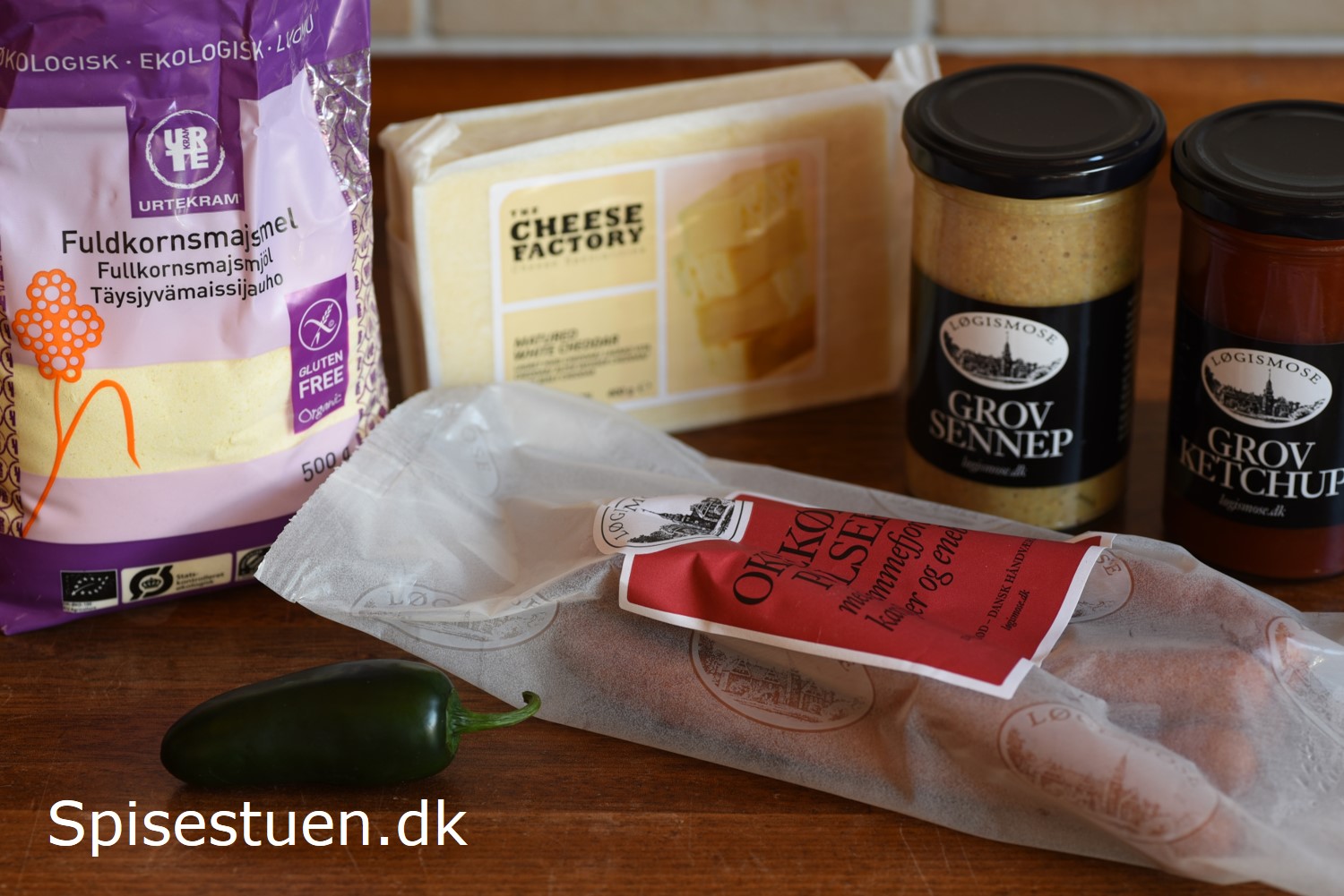 Pølsehorn med majsmel – fyldt med gode øko-pølser, sennep og cheddar