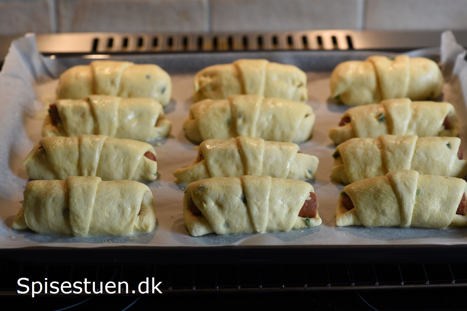 Pølsehorn med majsmel – fyldt med gode øko-pølser, sennep og cheddar