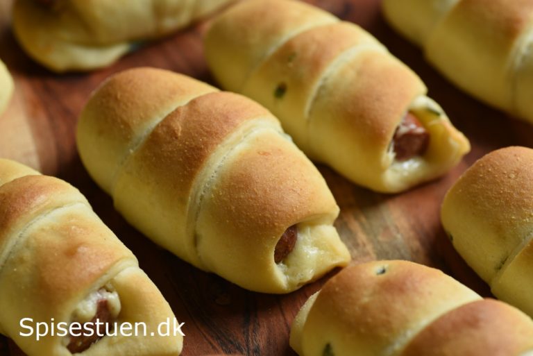 Pølsehorn med majsmel – fyldt med gode øko-pølser, sennep og cheddar