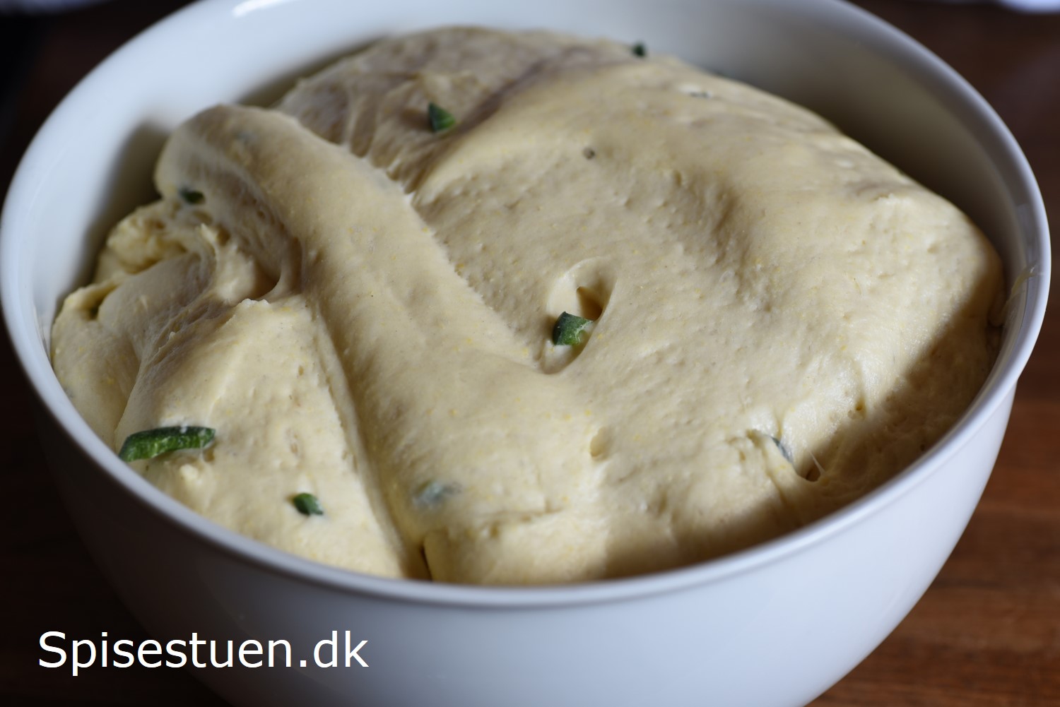 Pølsehorn med majsmel – fyldt med gode øko-pølser, sennep og cheddar