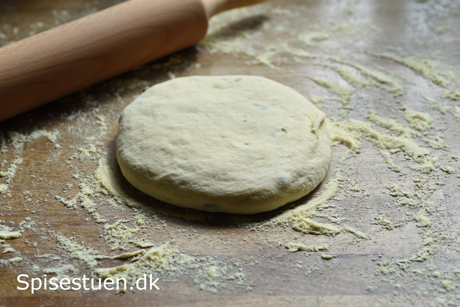 Pølsehorn med majsmel – fyldt med gode øko-pølser, sennep og cheddar